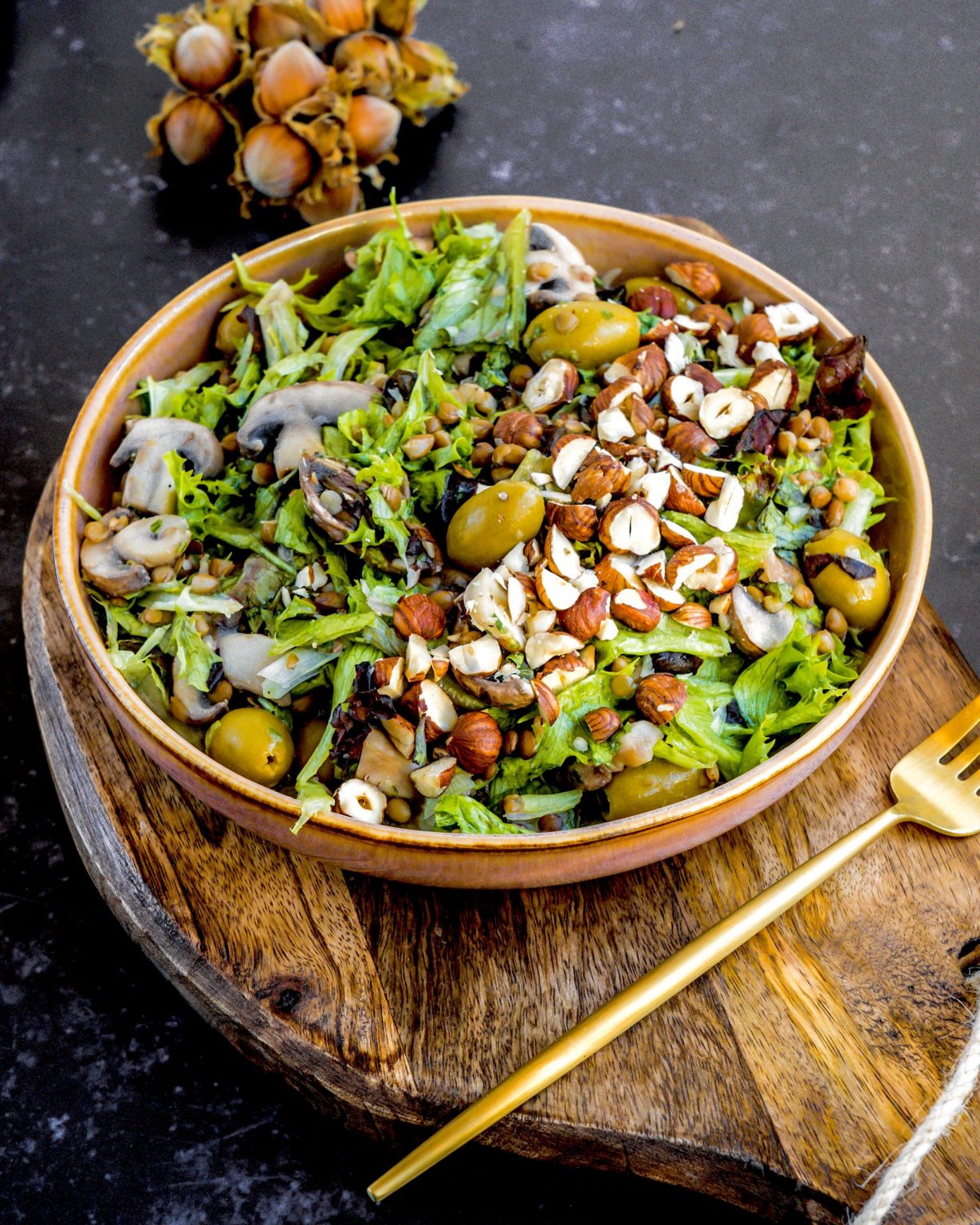 Grüner Salat mit Linsen und Pilzen