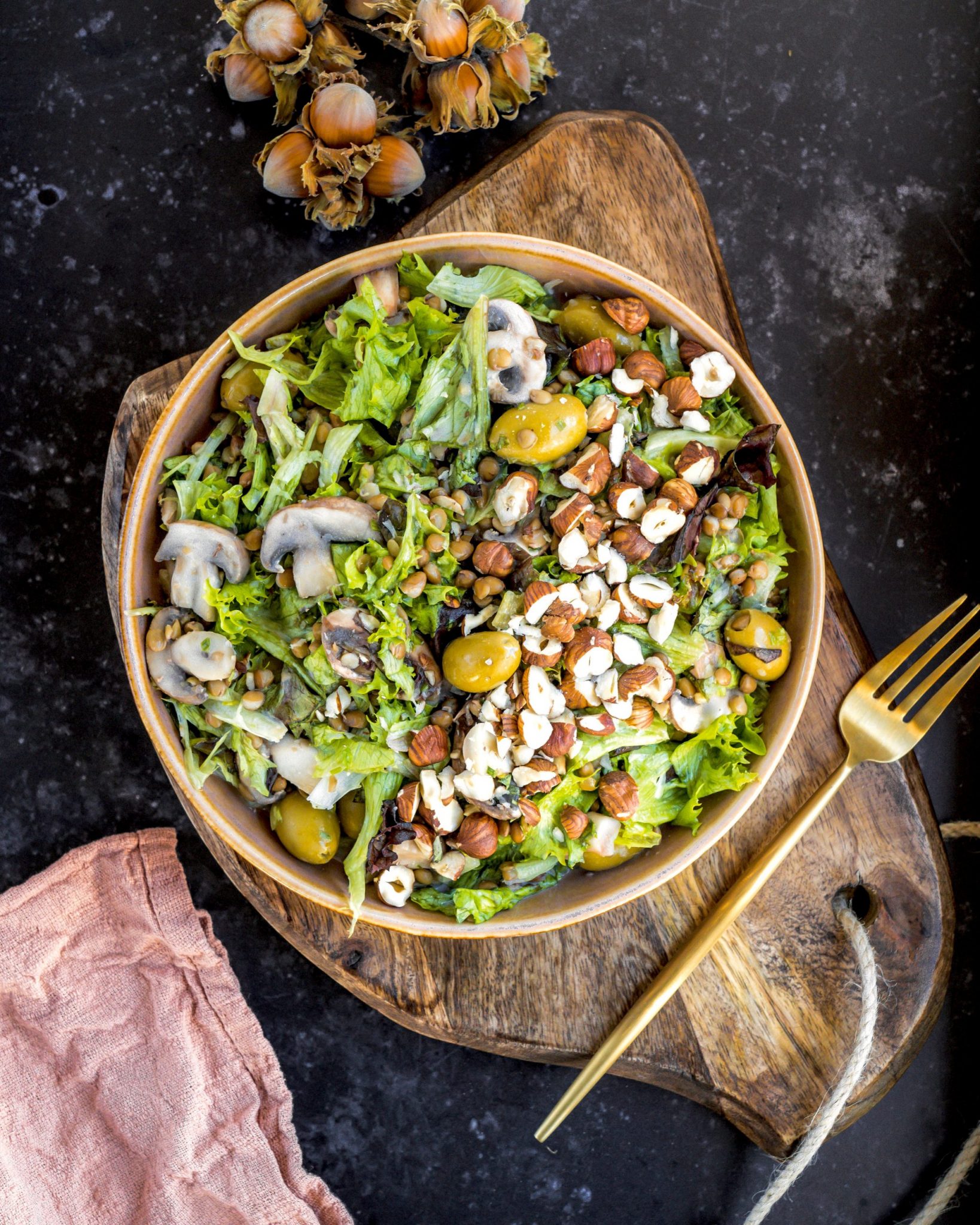 Grüner Salat mit Linsen und Pilzen