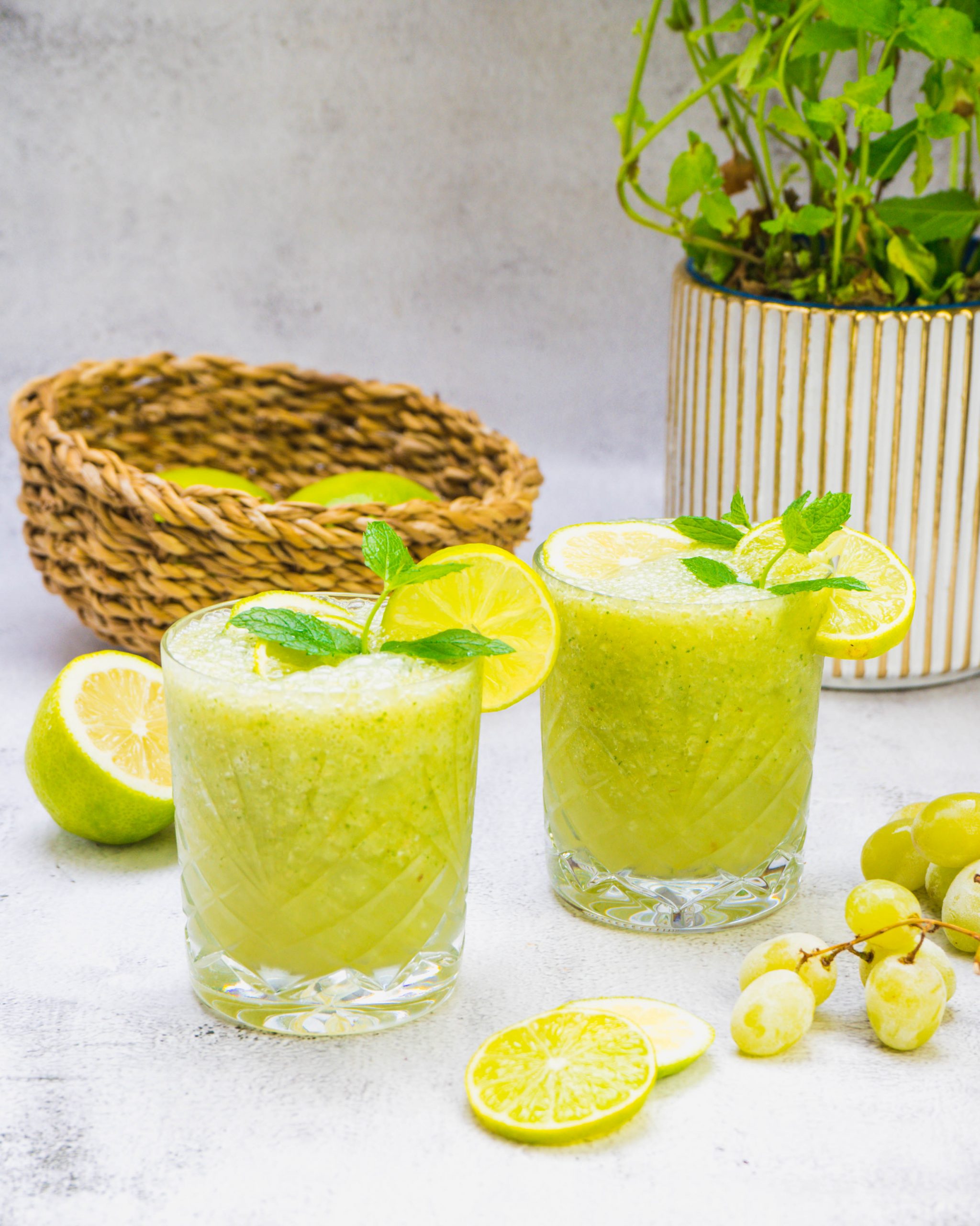 Gesunde Limo aus gefrorenen Trauben